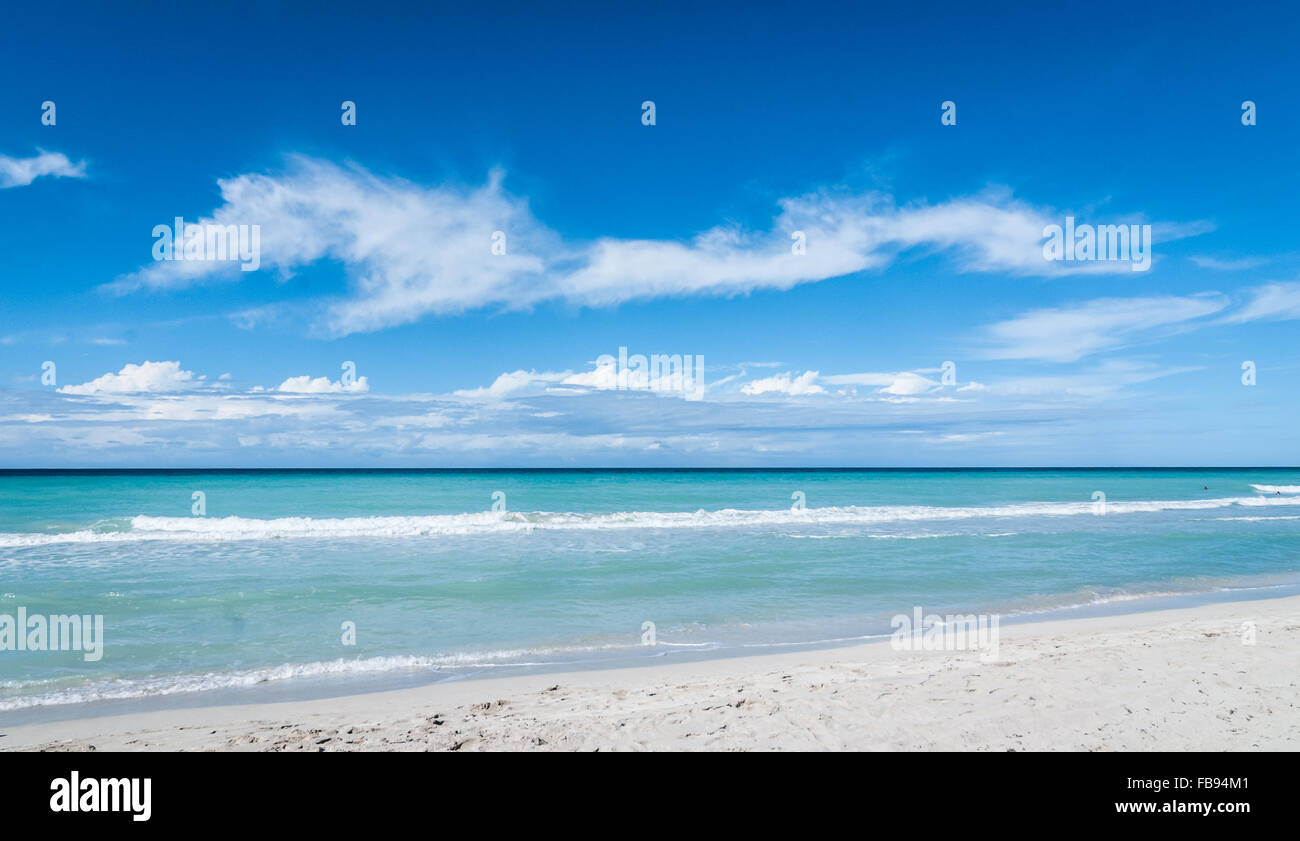 Beach scene blue sky waves hi-res stock photography and images - Alamy