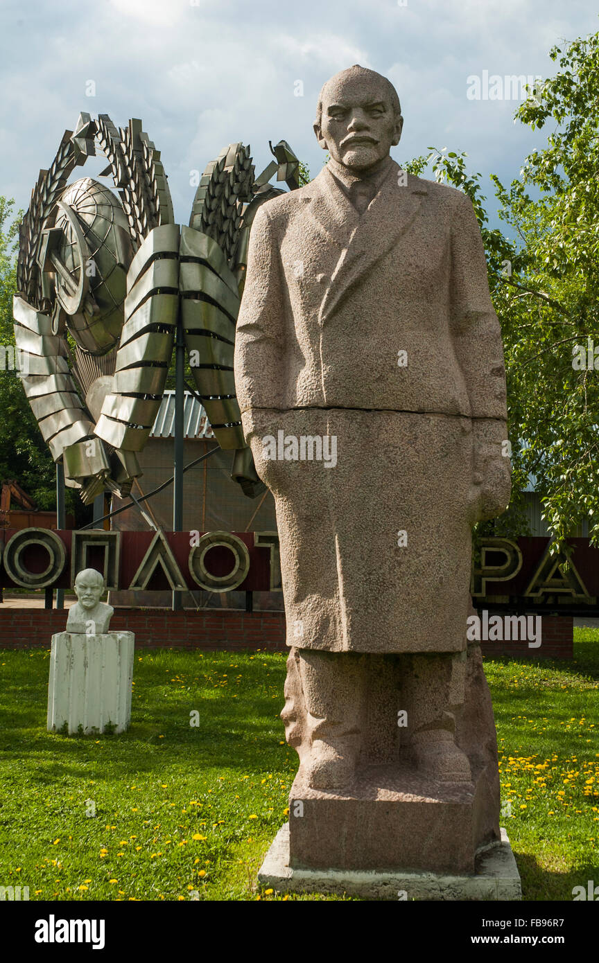 Lenin and the Soviet crest at Sculpture Park, New Tretyakov, Moscow ...