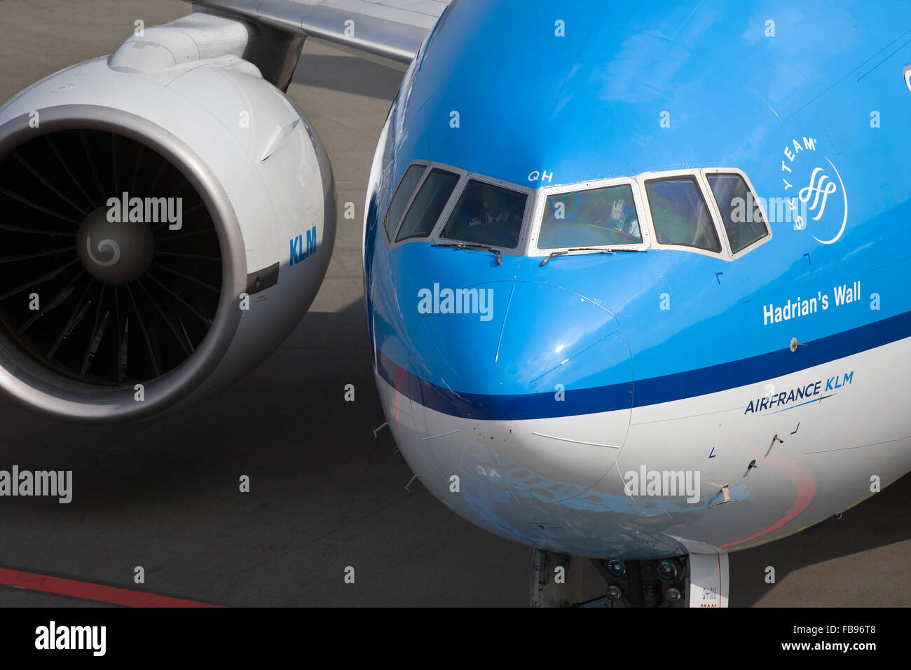 Boeing 777 cockpit hi-res stock photography and images - Alamy