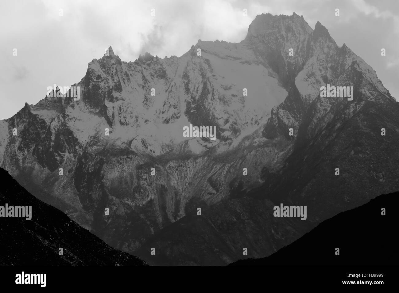 Jagged peaks-Jugal Himal section of Himalayas over Matsang Tsangpo-Sun ...