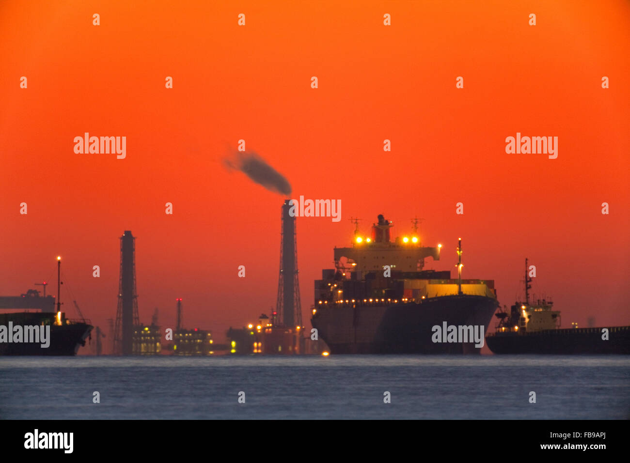 Container ship in tokyo bay hi-res stock photography and images - Alamy