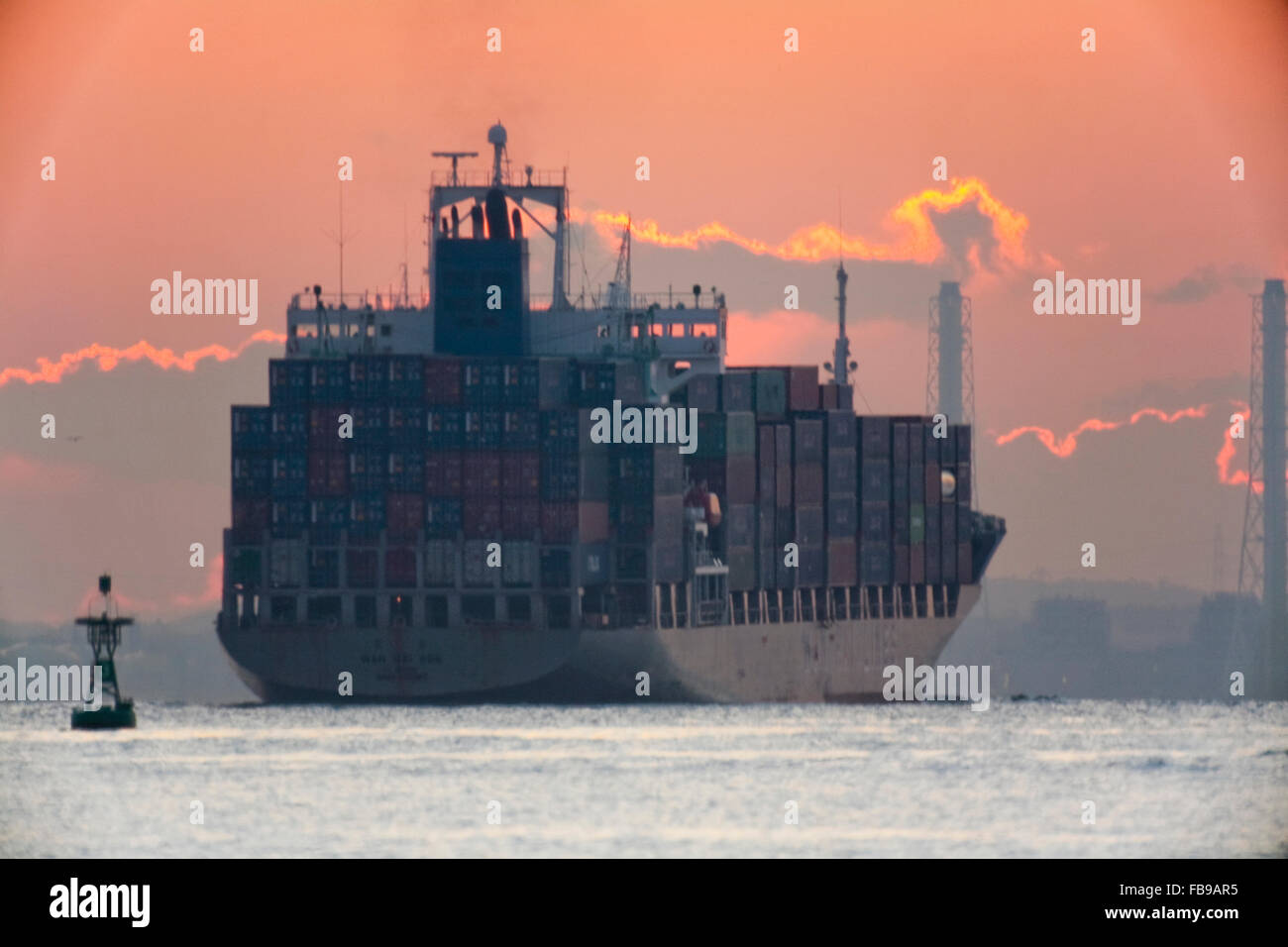 Container ship in tokyo bay hi-res stock photography and images - Alamy