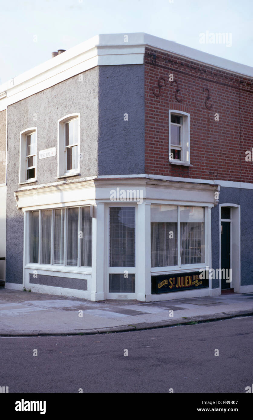 Exterior shop converted house hi-res stock photography and images - Alamy