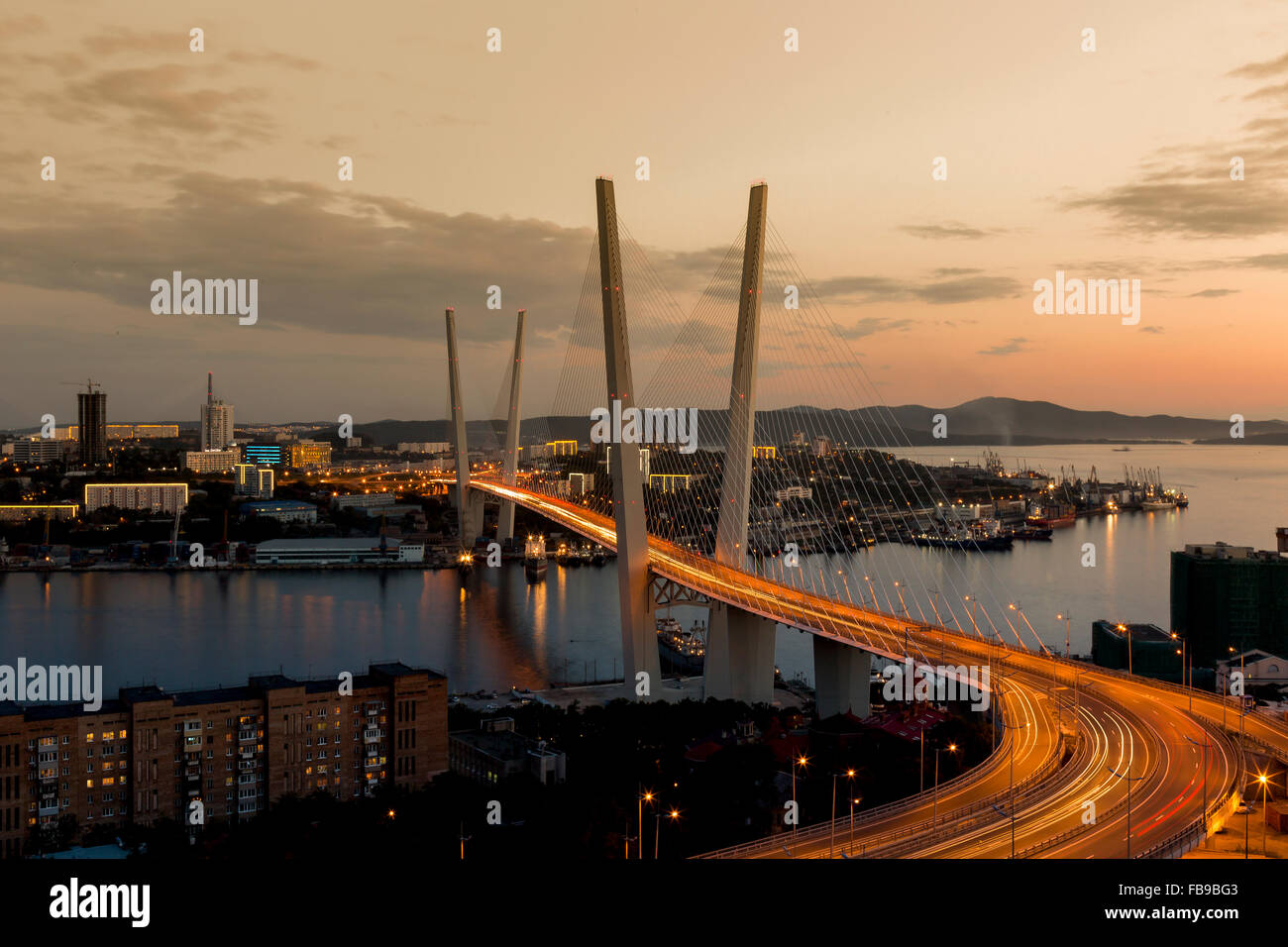 Golden bridege hi-res stock photography and images - Alamy