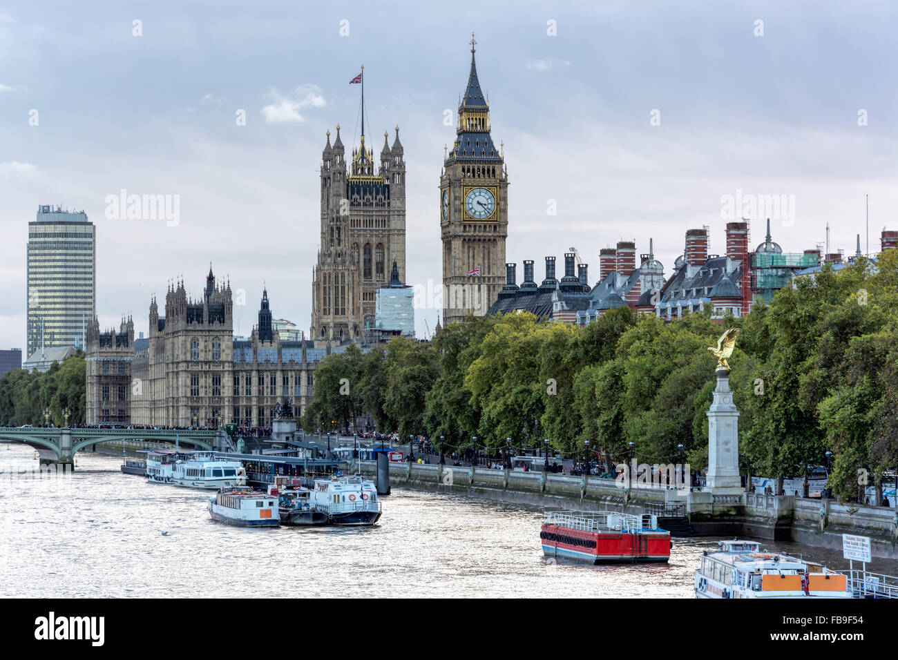 London along the thames river tourism holiday destination hi-res stock ...