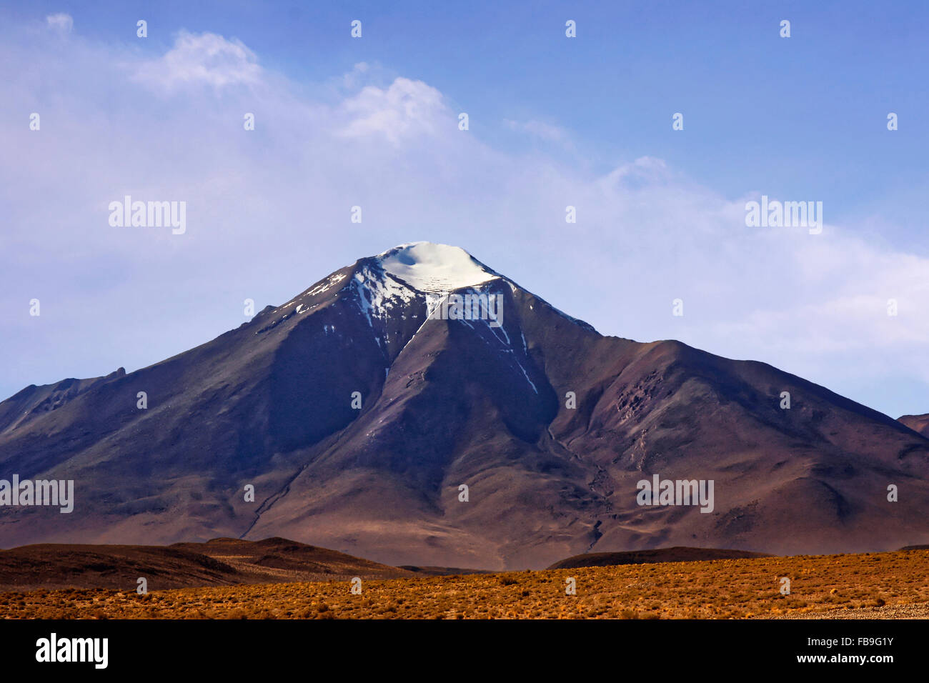 Snow mountain lakes hi-res stock photography and images - Alamy