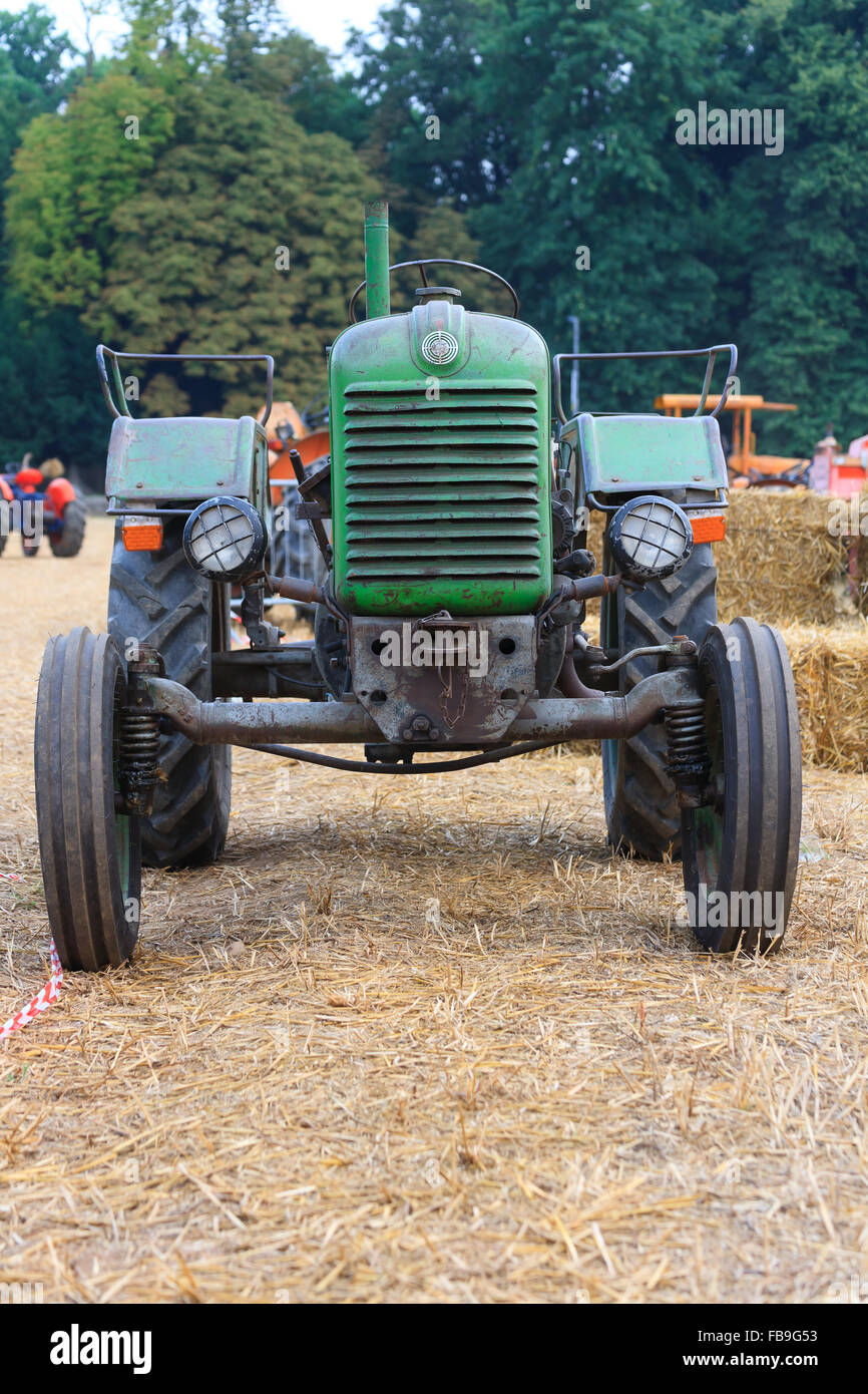 Old tractor radiator hi-res stock photography and images - Alamy