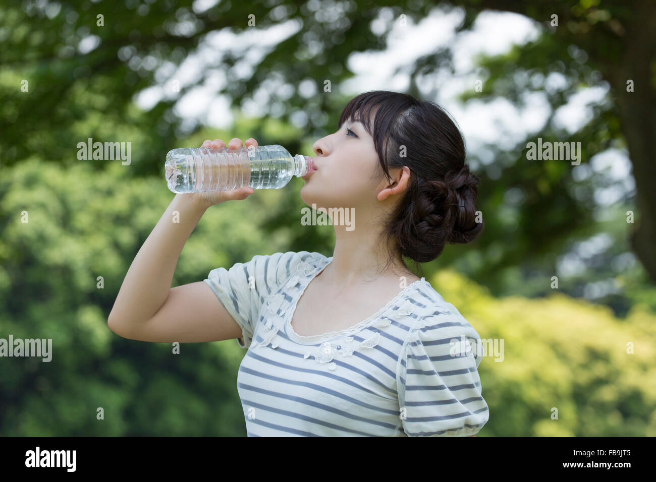 Beautiful asian women drinking water hi-res stock photography and ...
