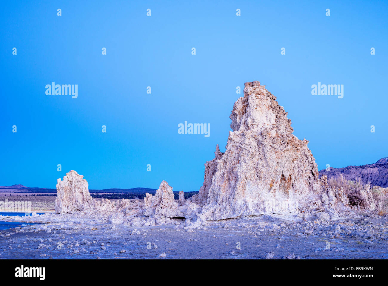 Tufa rock formations at South Tufa, Mono Lake, California Stock Photo ...