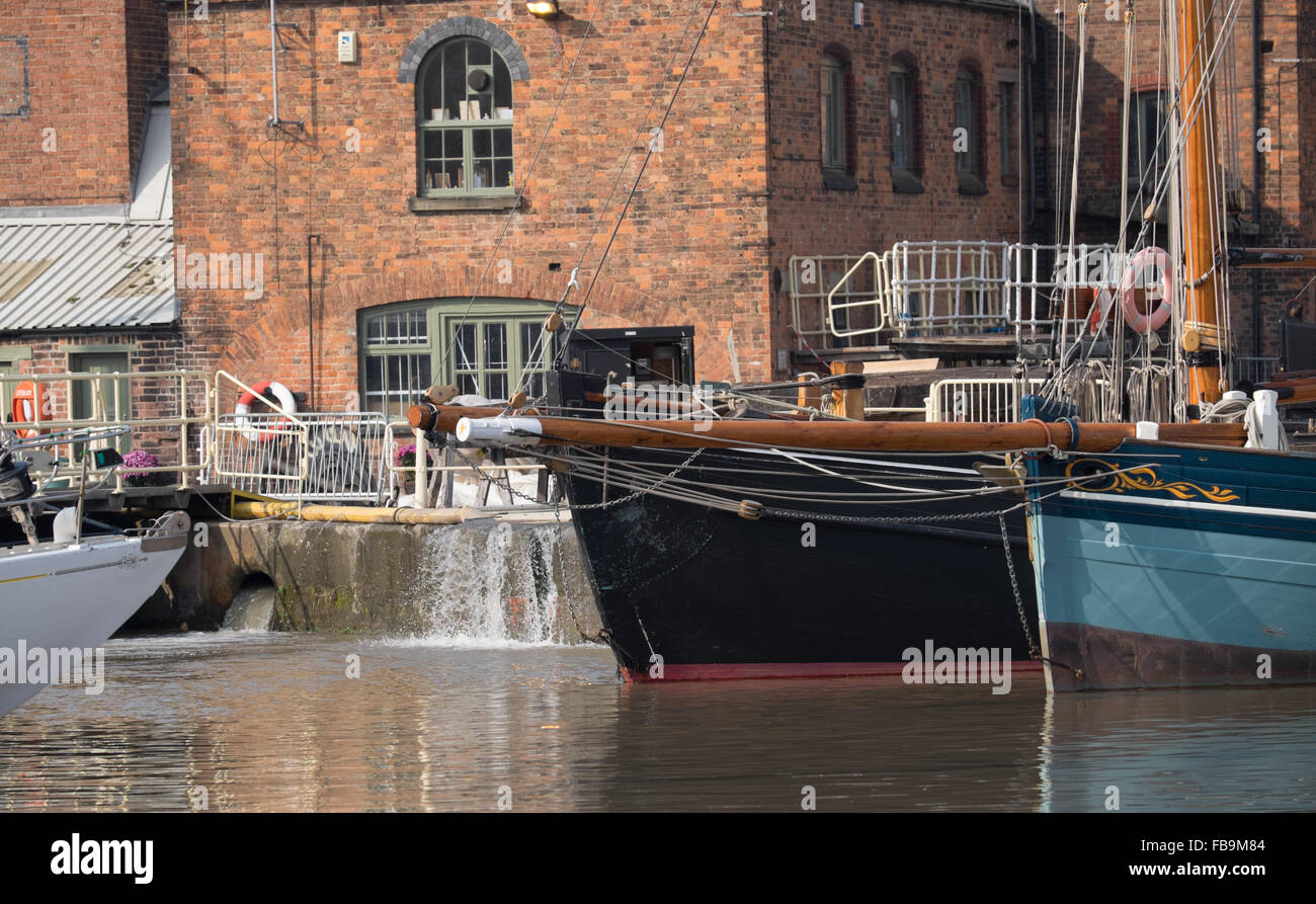 Boatyard at Gloucester docks in southern England Stock Photo - Alamy