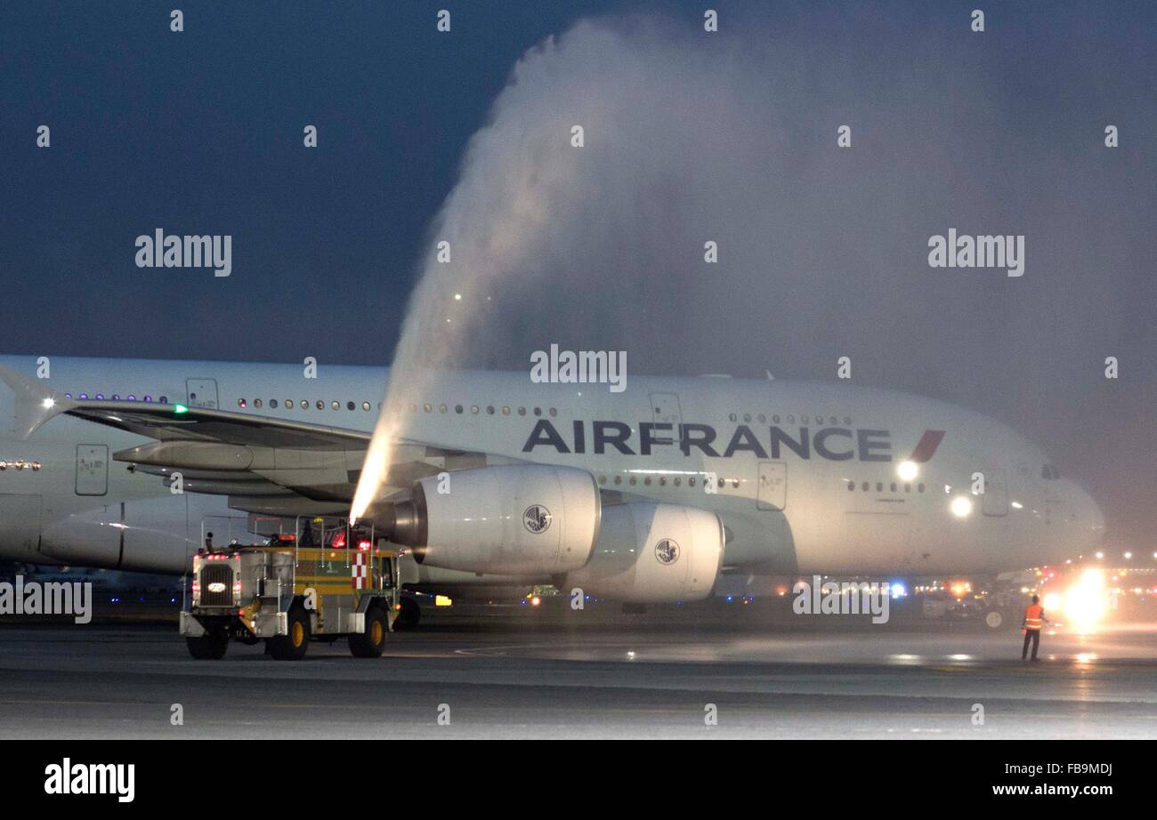 (160112) -- MEXICO CITY, Jan. 12, 2016 (XinHua) -- The Airbus A380, the ...