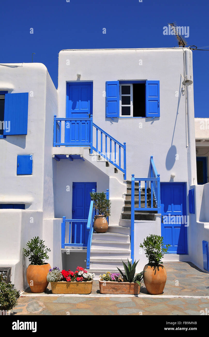 Building with white wall in Santorini Island Stock Photo - Alamy