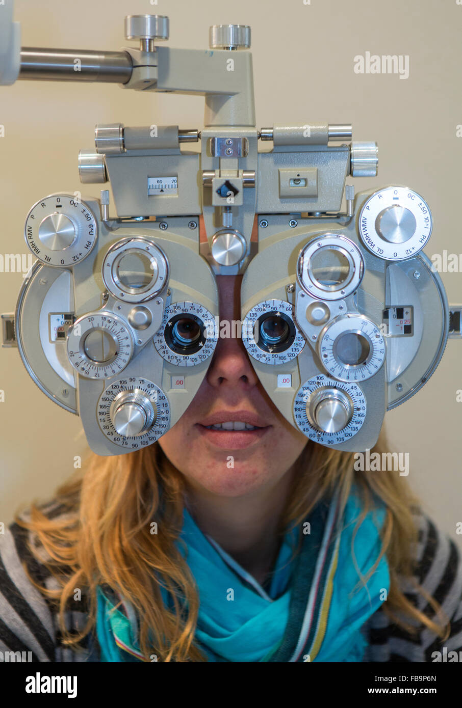 Optician is measuring eyes for reading glasses Stock Photo - Alamy