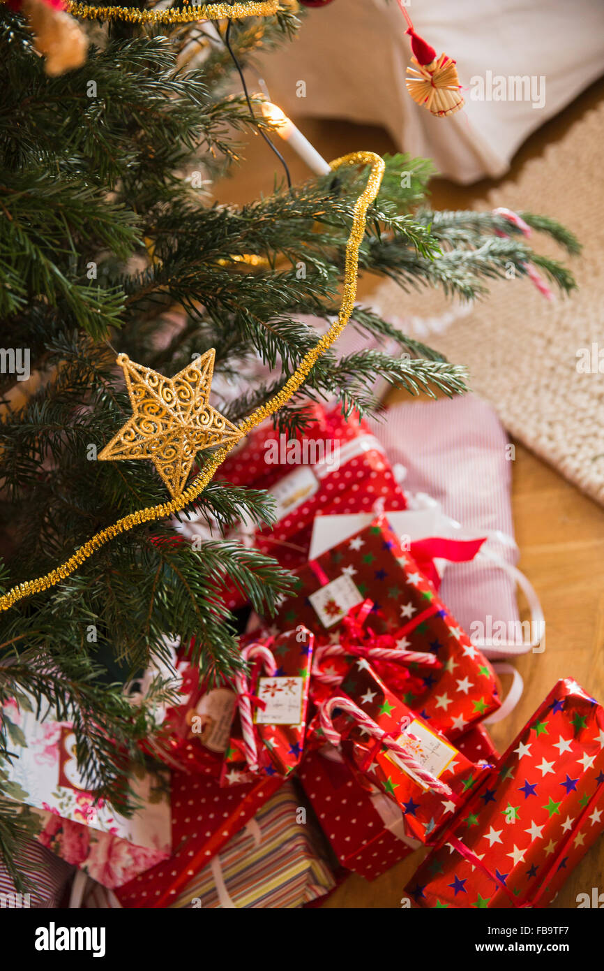 Presents under tree hi-res stock photography and images - Alamy