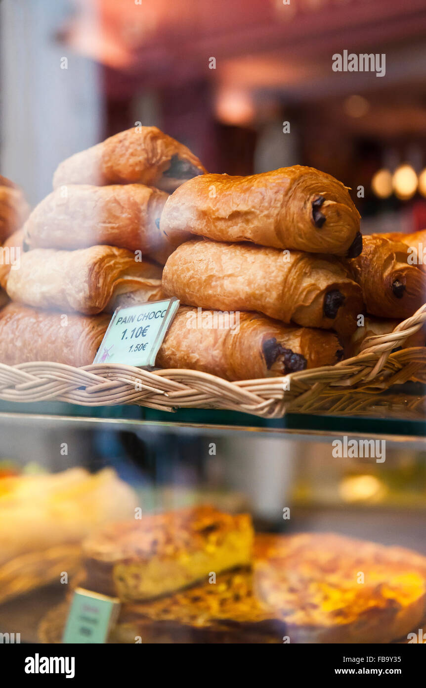 Bakery display window, Paris, France Stock Photo - Alamy