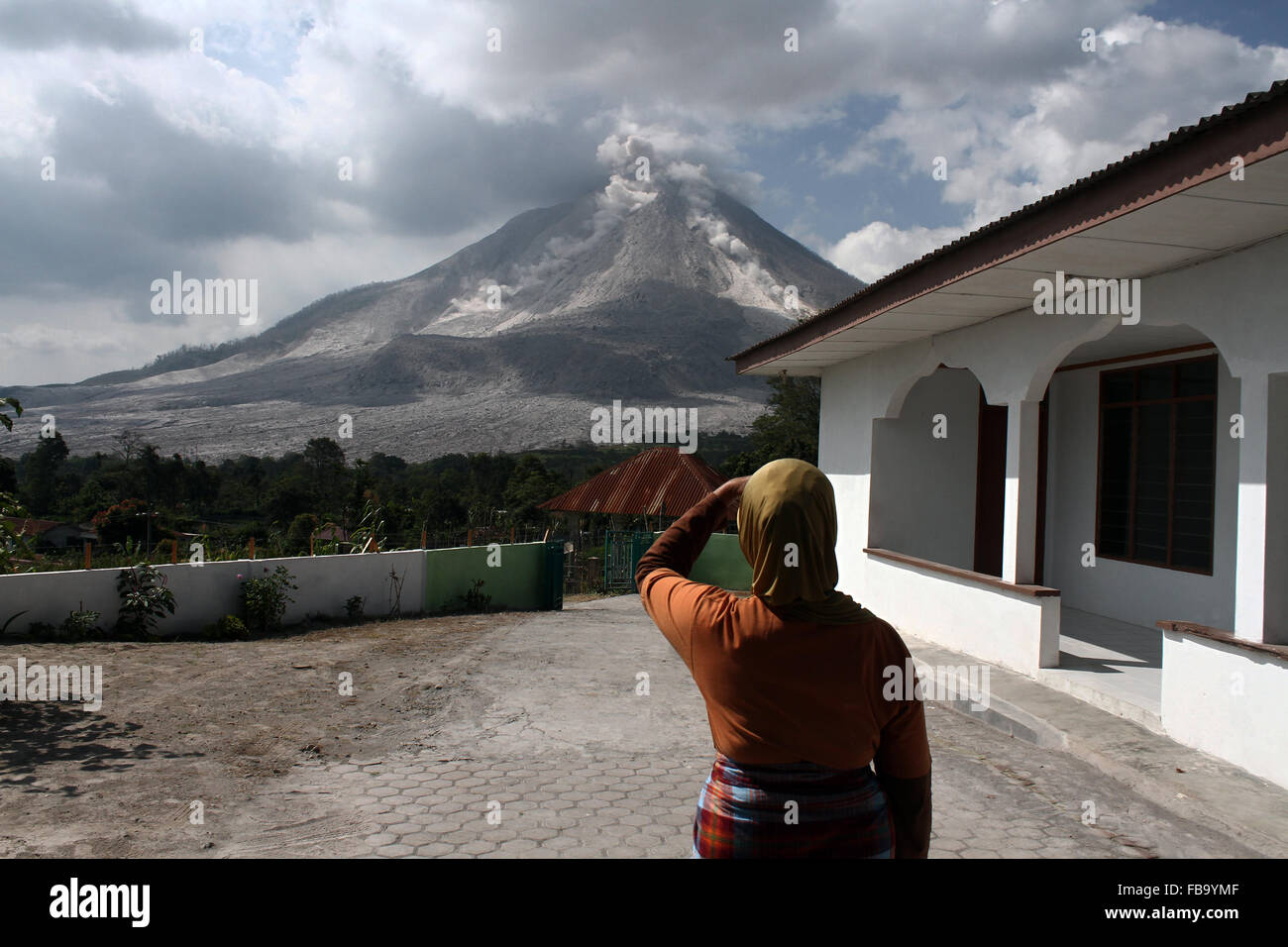 Karo, North Sumatra, Indonesia. 13th January, 2016. Residents look at ...