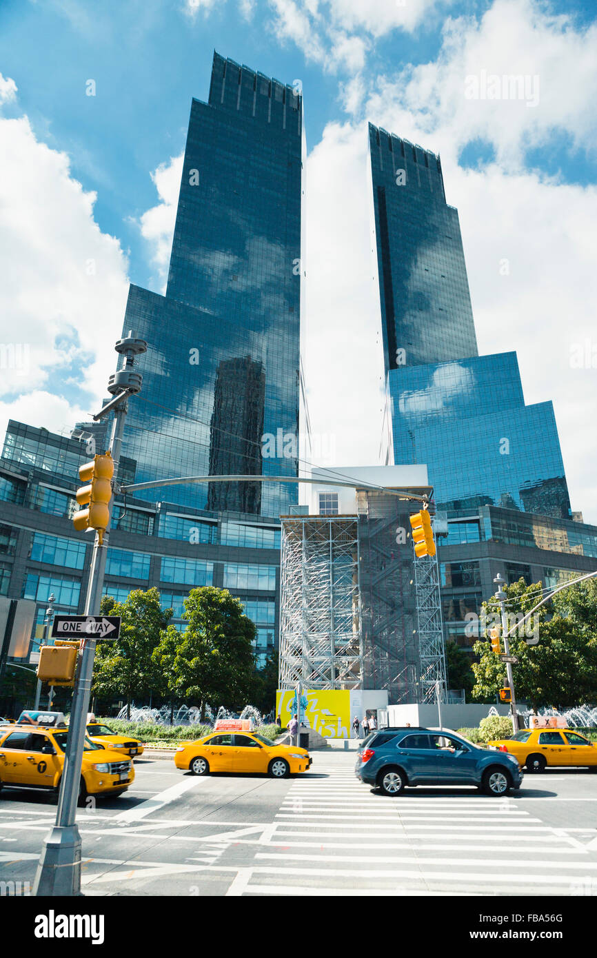 Two skyscrapers from below hi-res stock photography and images - Alamy