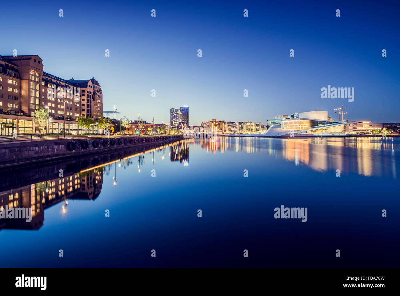 City illuminated night hi-res stock photography and images - Alamy