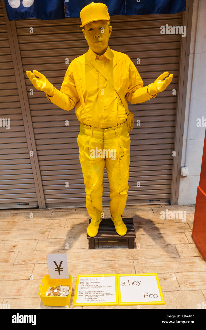 Living statue tokyo hi-res stock photography and images - Alamy