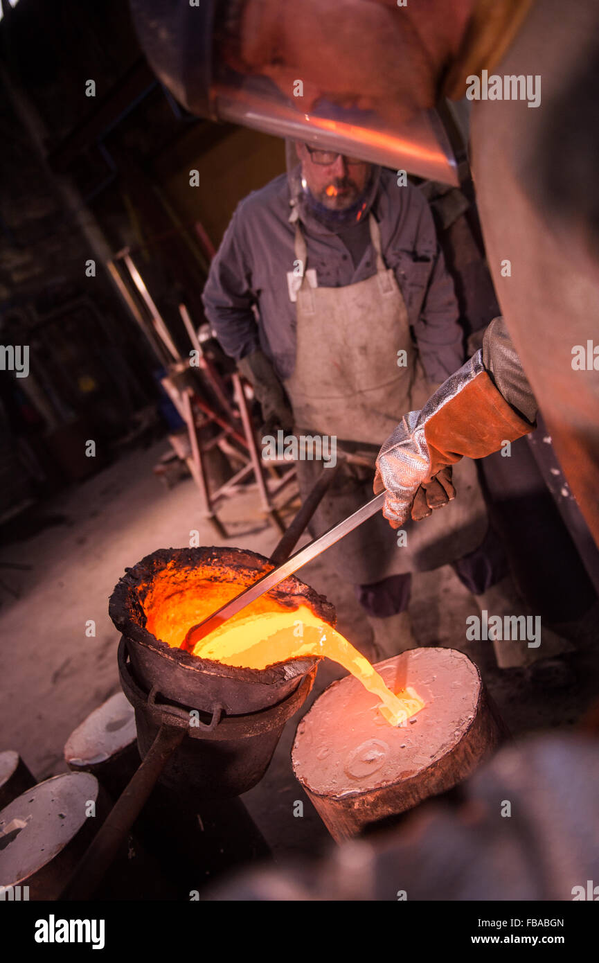 Hot metal pouring hi-res stock photography and images - Alamy