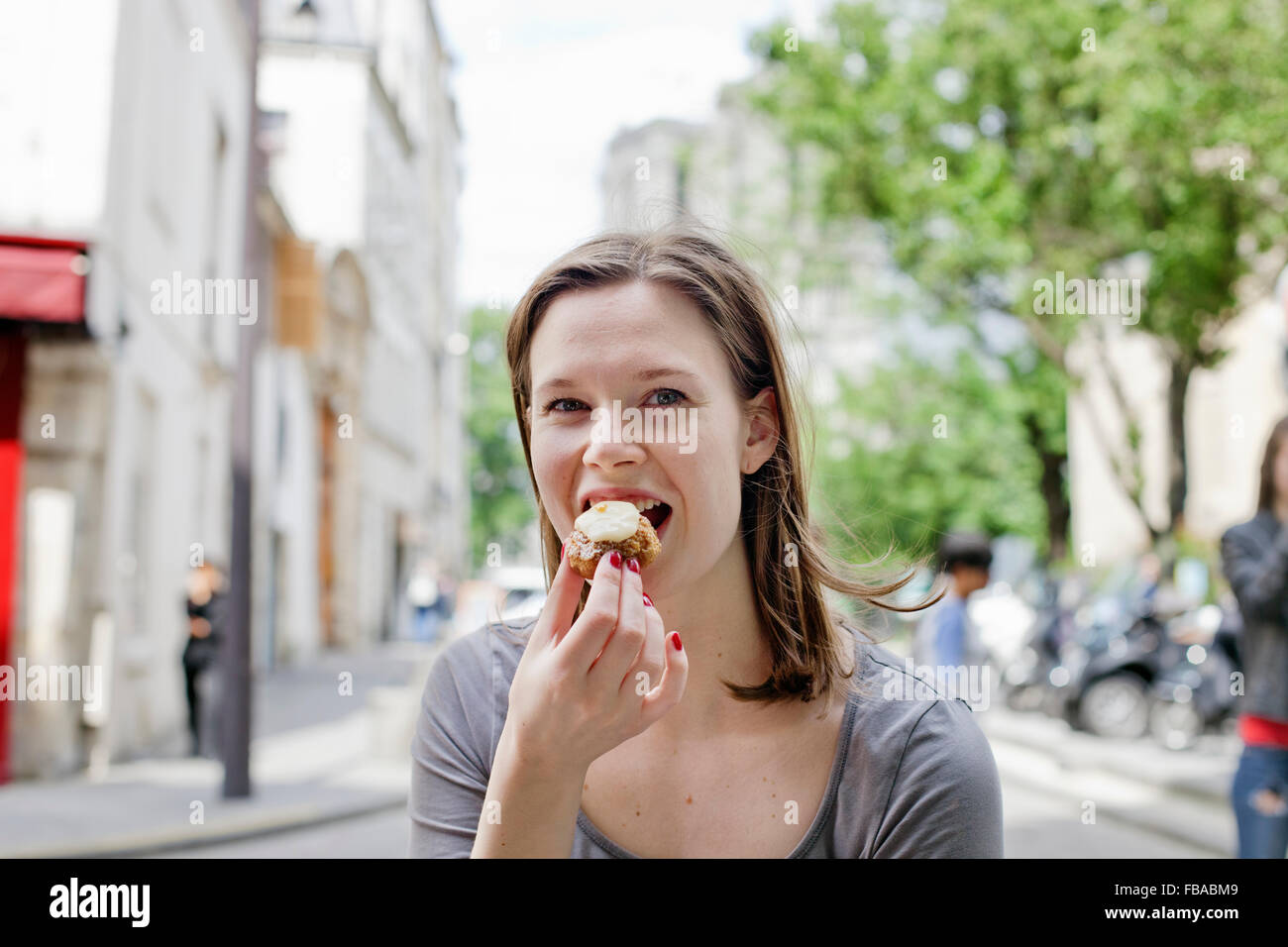 Young women eating outside hi-res stock photography and images - Alamy