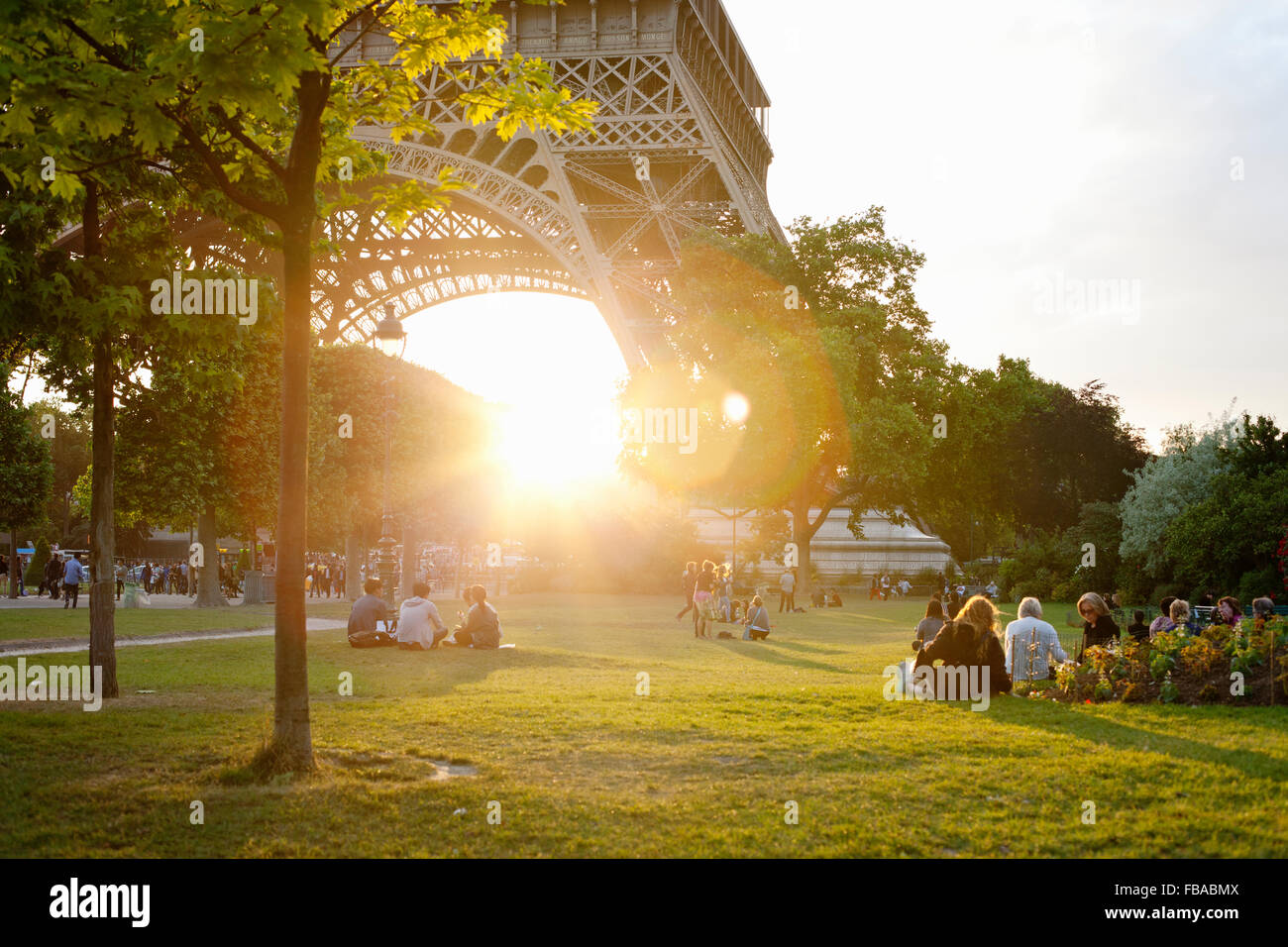 Paris park people hi-res stock photography and images - Alamy