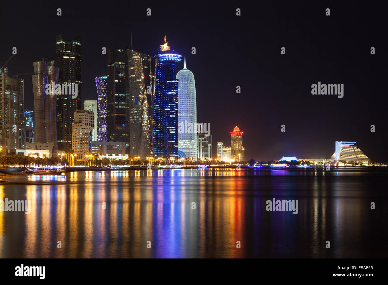 Skyscrapers night hi-res stock photography and images - Alamy