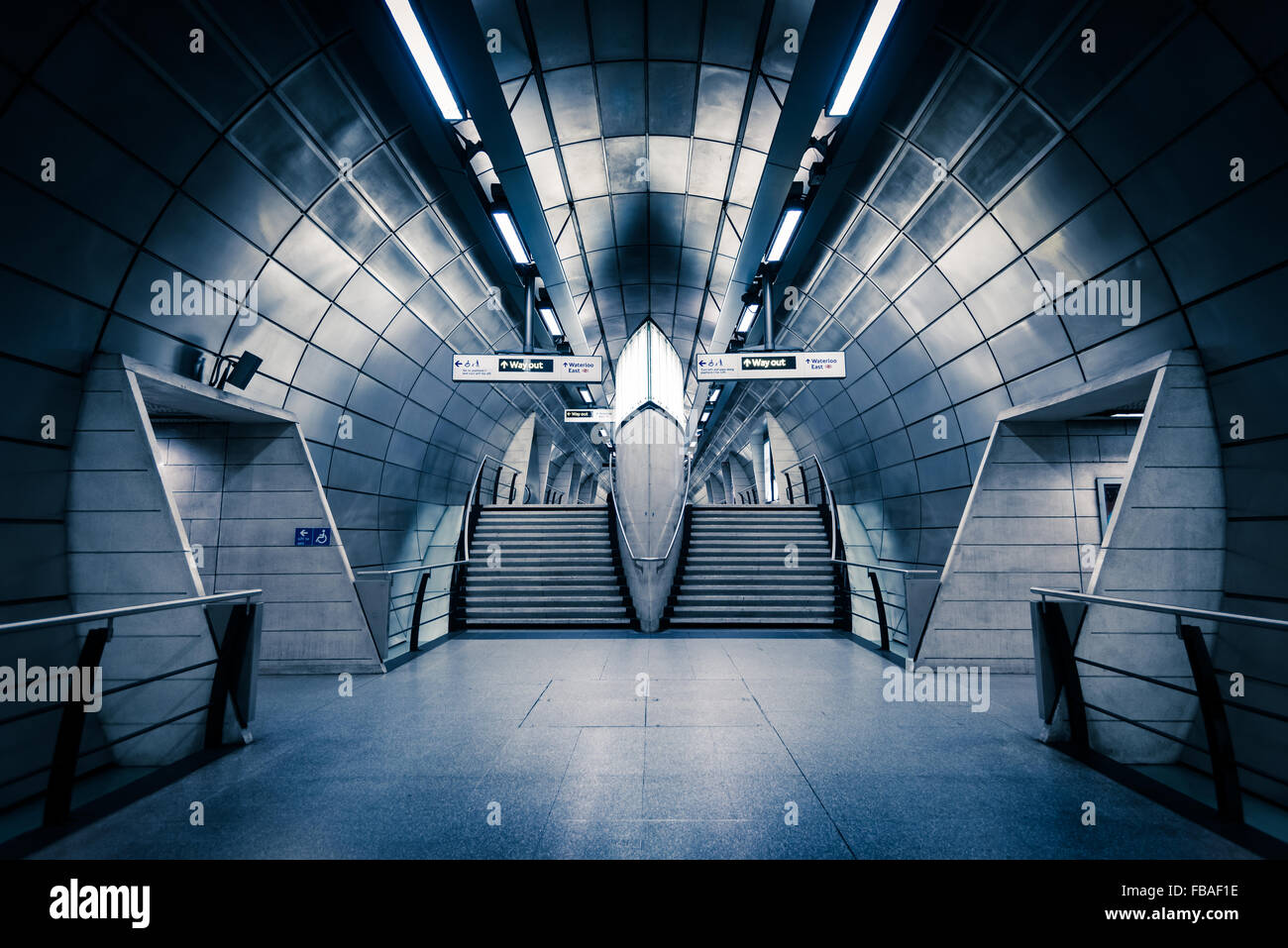 Empty tube station hi-res stock photography and images - Alamy