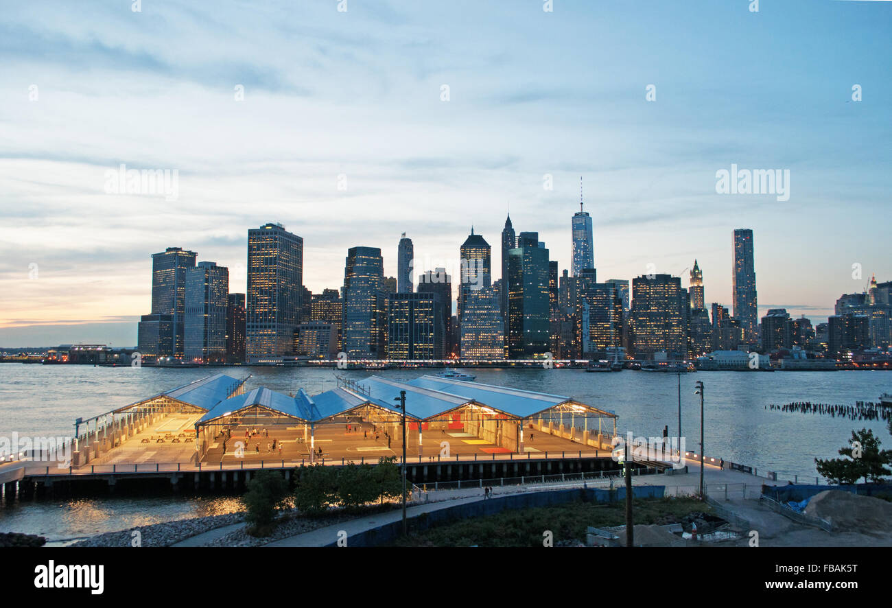United States of America: the iconic skyline of New York, with view of ...