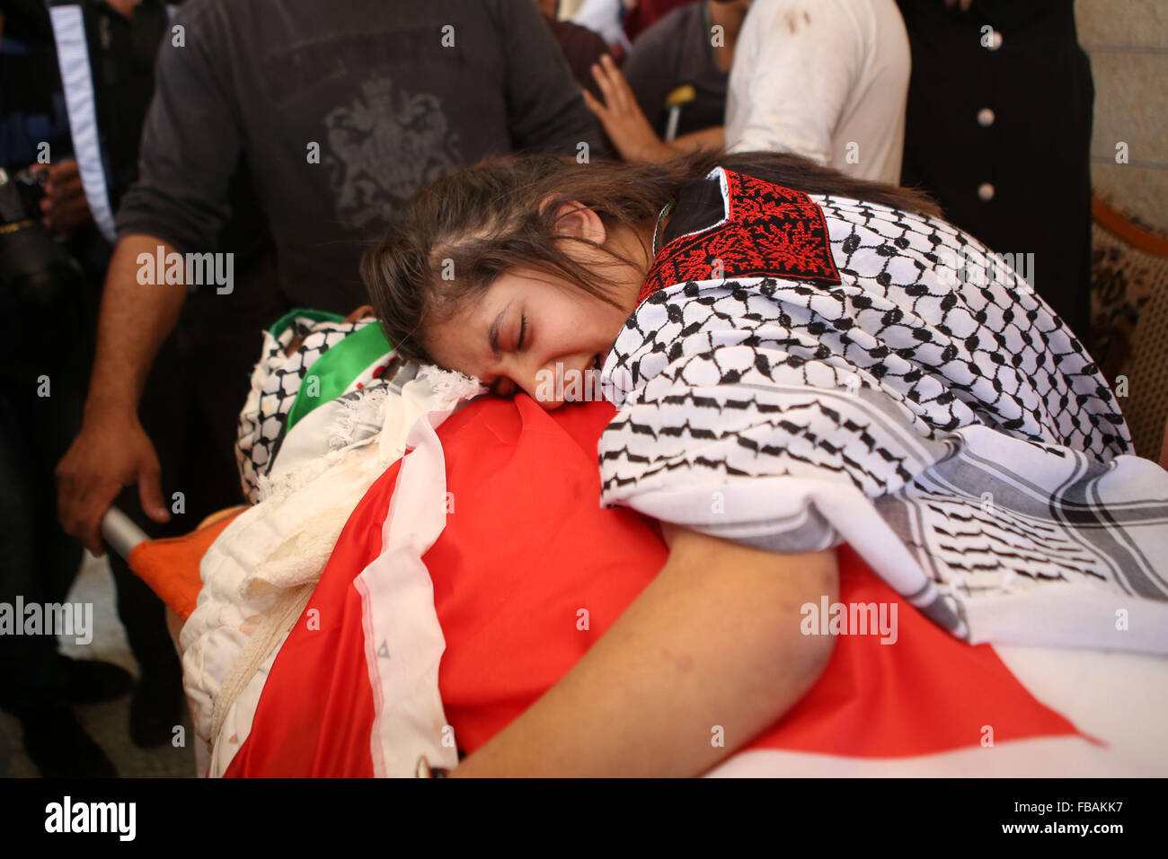 Qatana, West Bank. 2nd Nov, 2015. Relatives mourn over the body of ...