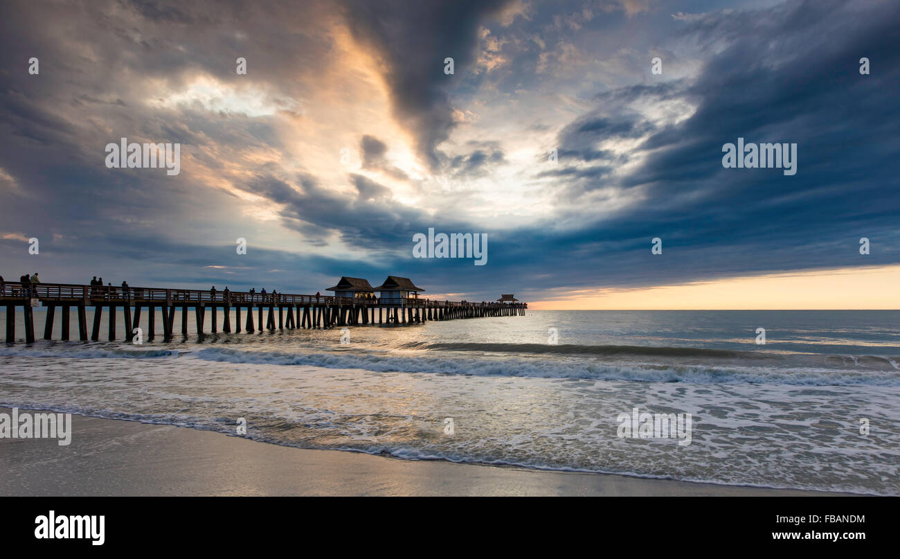 Evening over the Naples Pier and Gulf of Mexico, Naples, Florida, USA ...