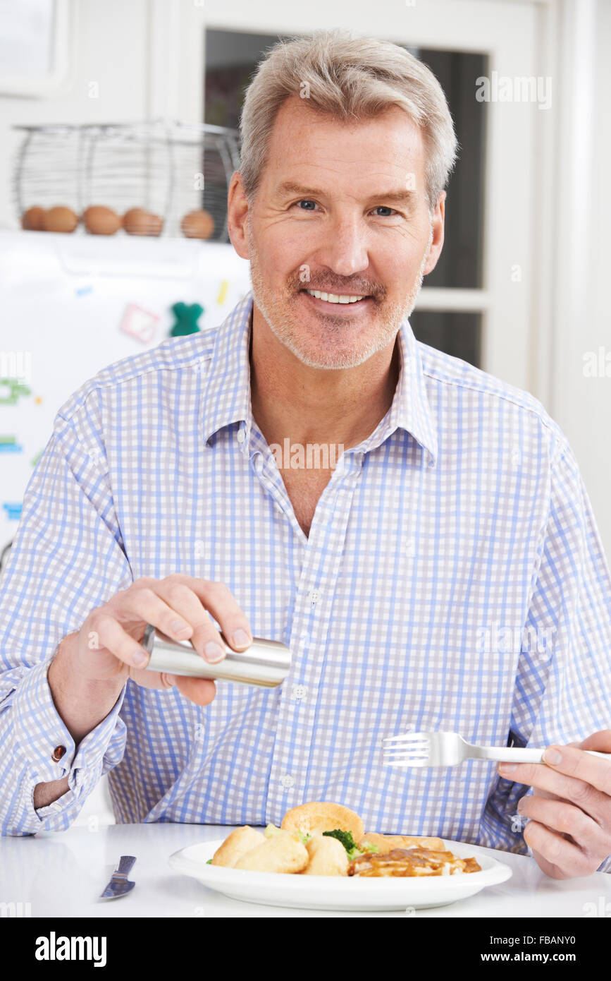 Man seasoning food salt hi-res stock photography and images - Alamy