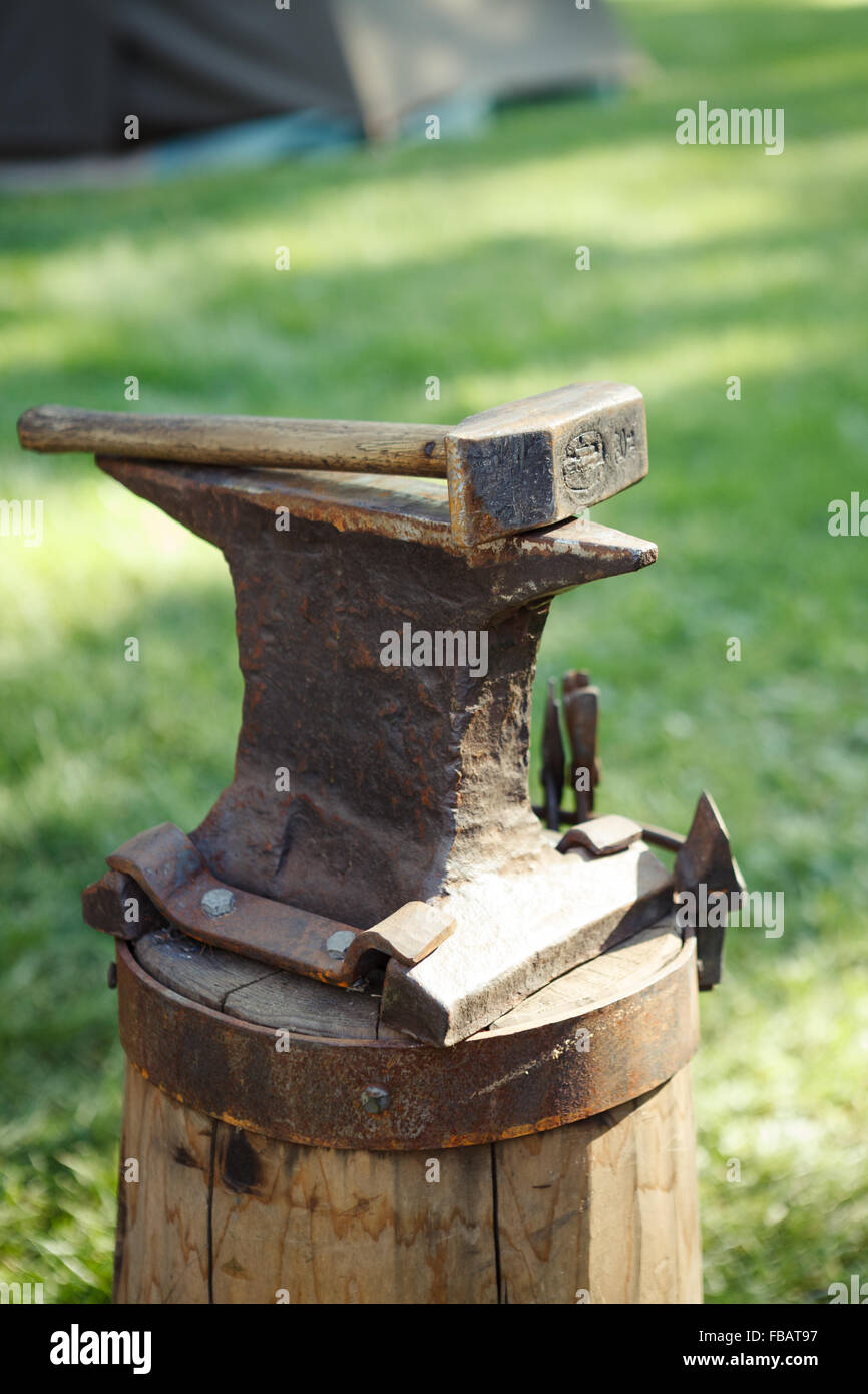 Worn iron anvil and hammer Stock Photo - Alamy