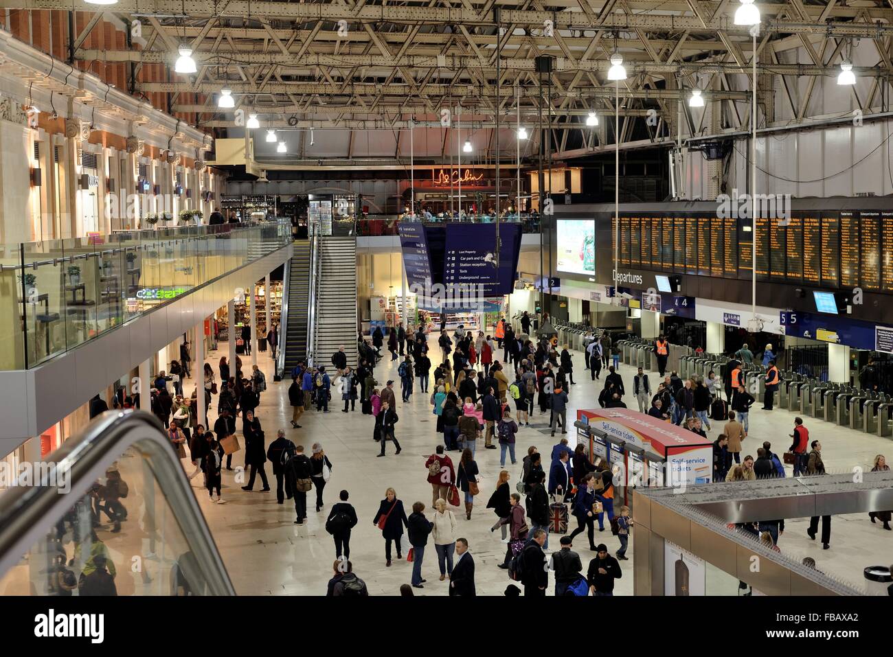 Concourse of Waterloo Station London at night Stock Photo - Alamy