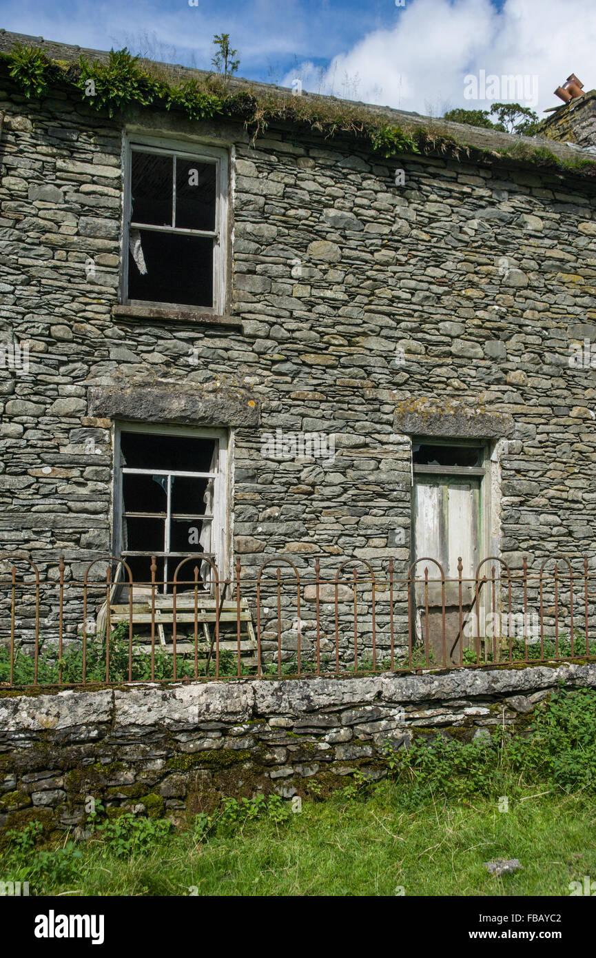 Derelict farmhouse uk hi-res stock photography and images - Alamy