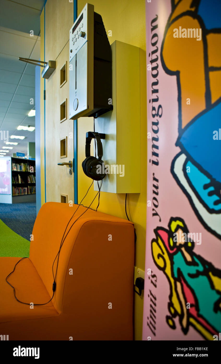 Music listening post in library Stock Photo - Alamy