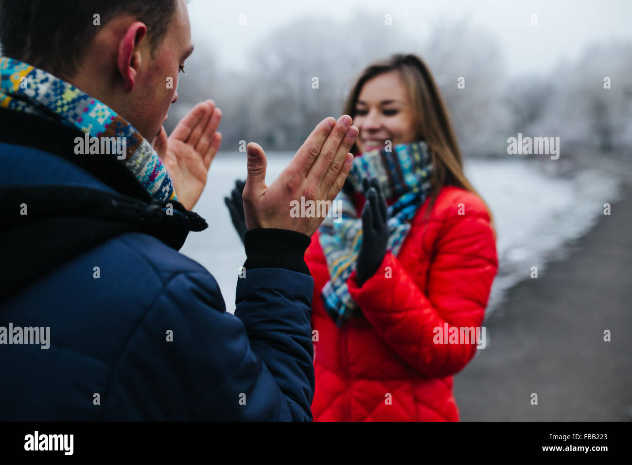 Couple clapping hands hi-res stock photography and images - Alamy