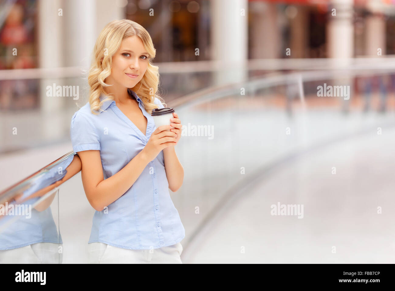 Beautiful girl shopping in a mall Stock Photo - Alamy