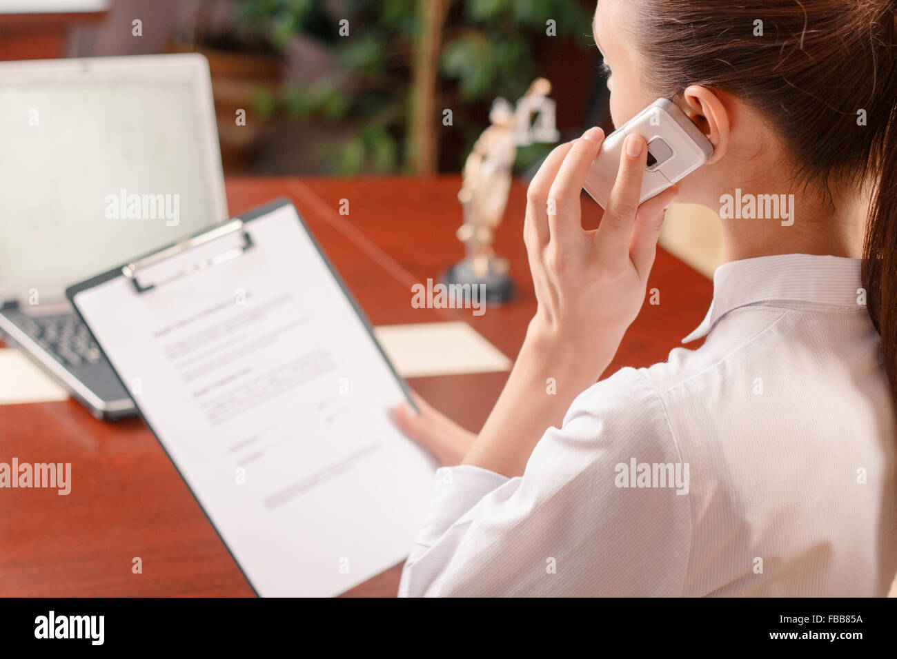 Office worker mobile phone papers hi-res stock photography and images ...
