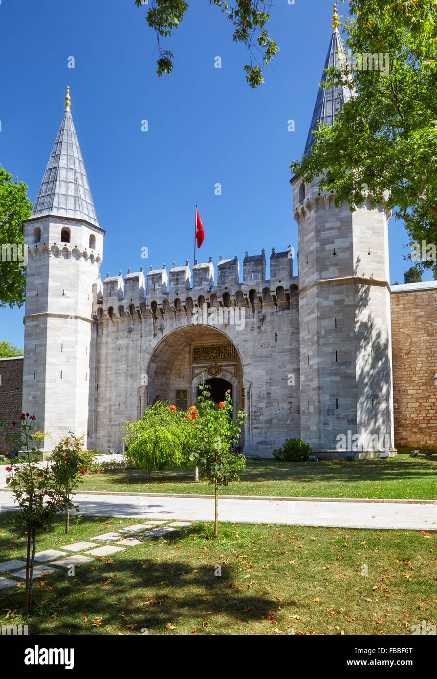 The First Courtyard of Topkapi Palace and Gate of Salutation, Istanbul ...