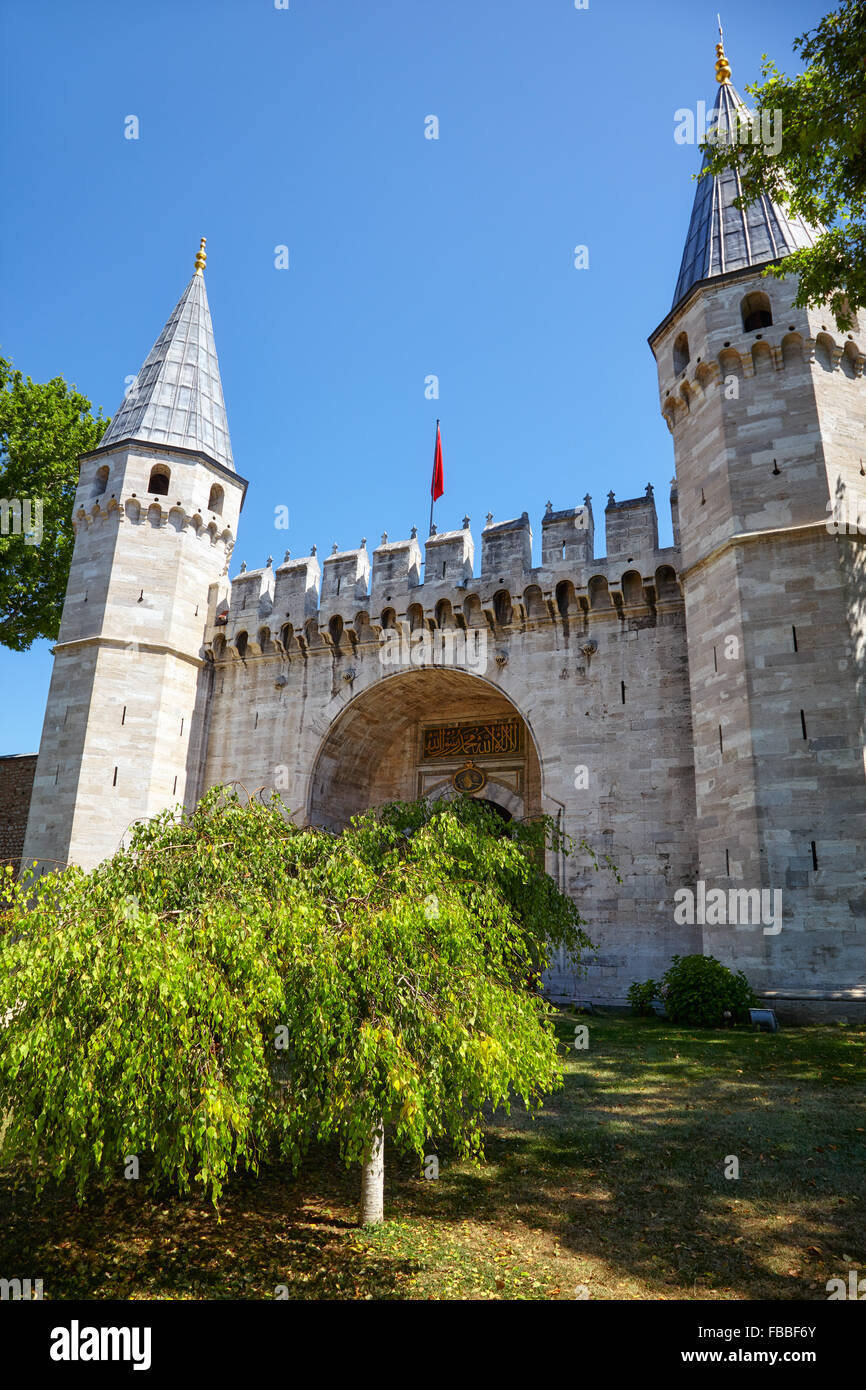 The First Courtyard of Topkapi Palace and Gate of Salutation, Istanbul ...
