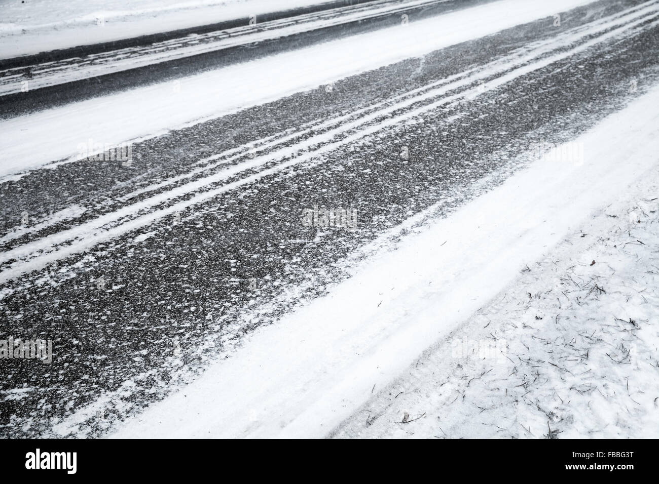 Winter slippery road background, asphalt pavement under fresh snow ...