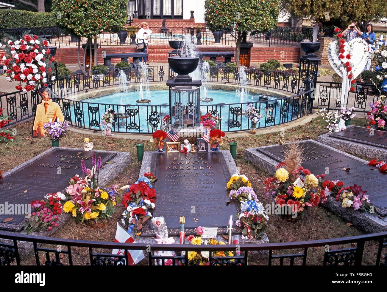Elvis Presleys grave in the remembrance garden at Graceland, the home ...