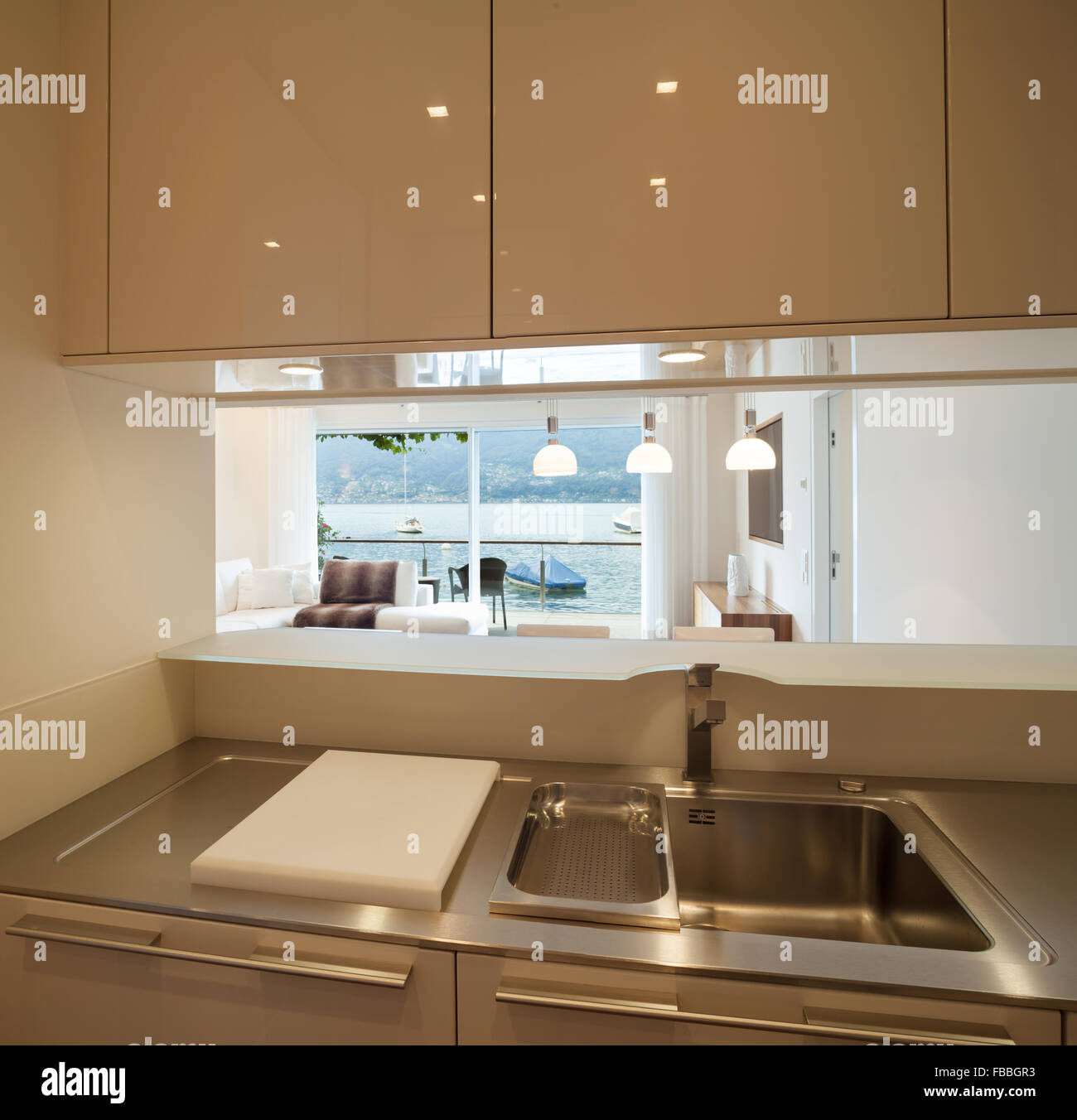 Kitchen lake hi-res stock photography and images - Alamy