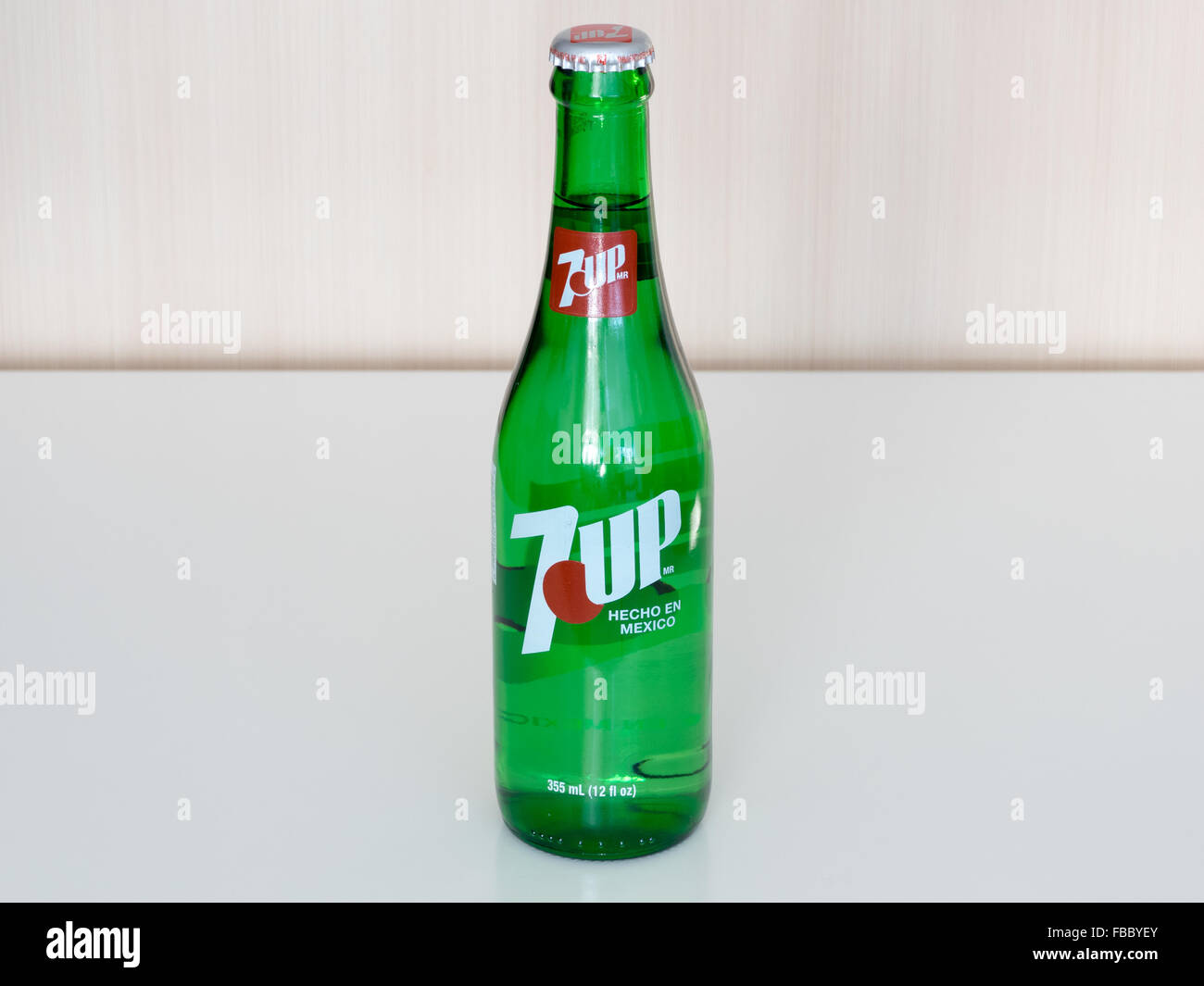 A glass bottle of 7 Up soda, produced in Mexico Stock Photo - Alamy