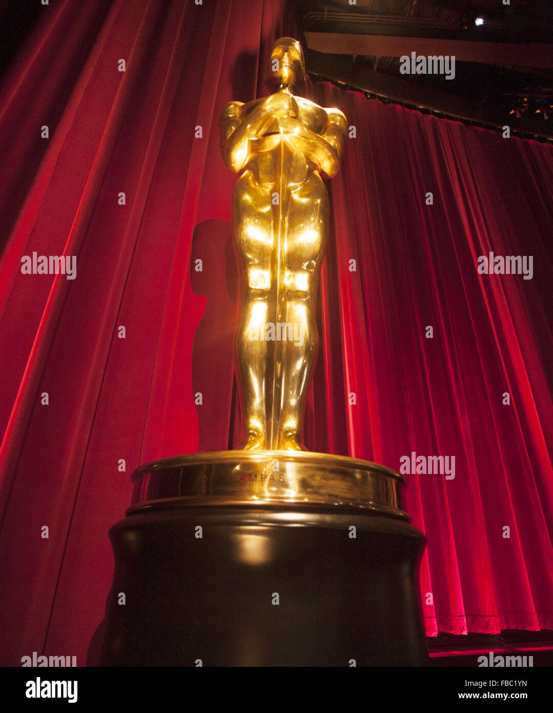 Los Angeles, California, USA. 14th Jan, 2016. A larger than life Oscar ...