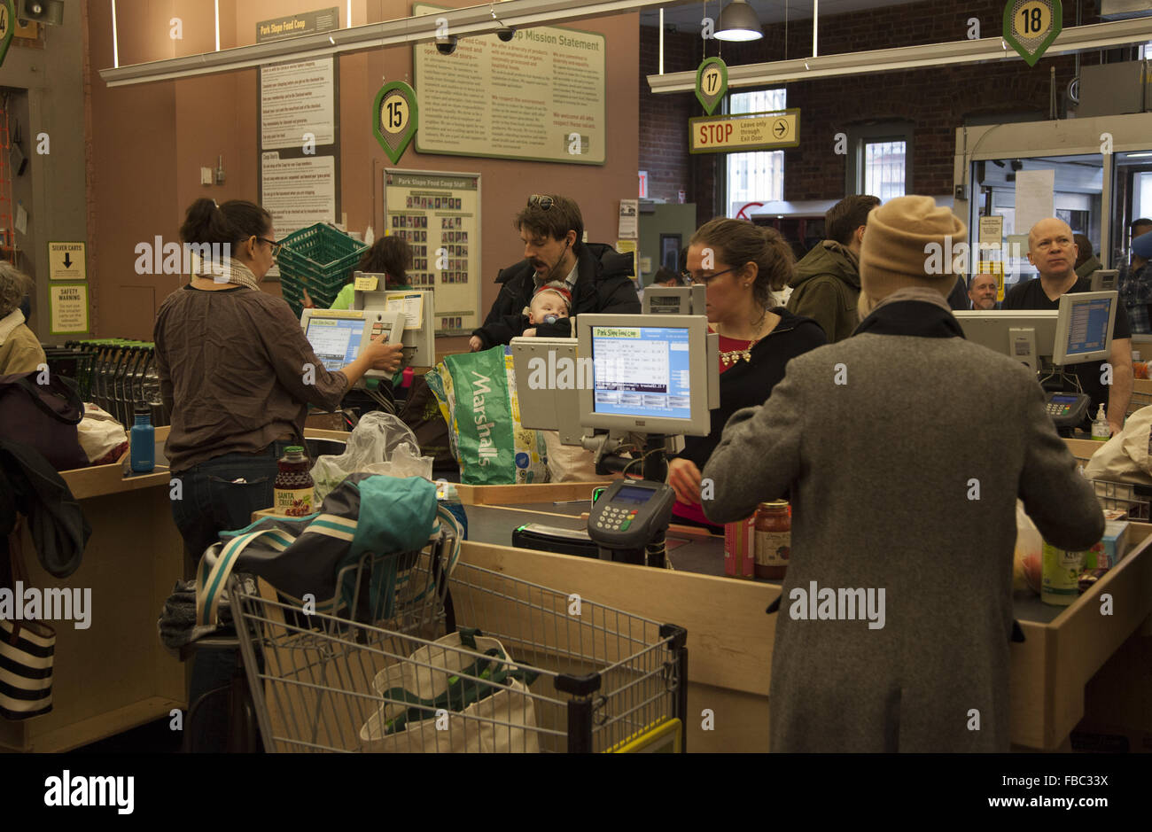Cashier cashiers hi-res stock photography and images - Alamy