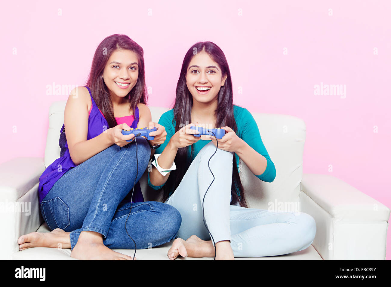 Girls playing video games hi-res stock photography and images - Alamy