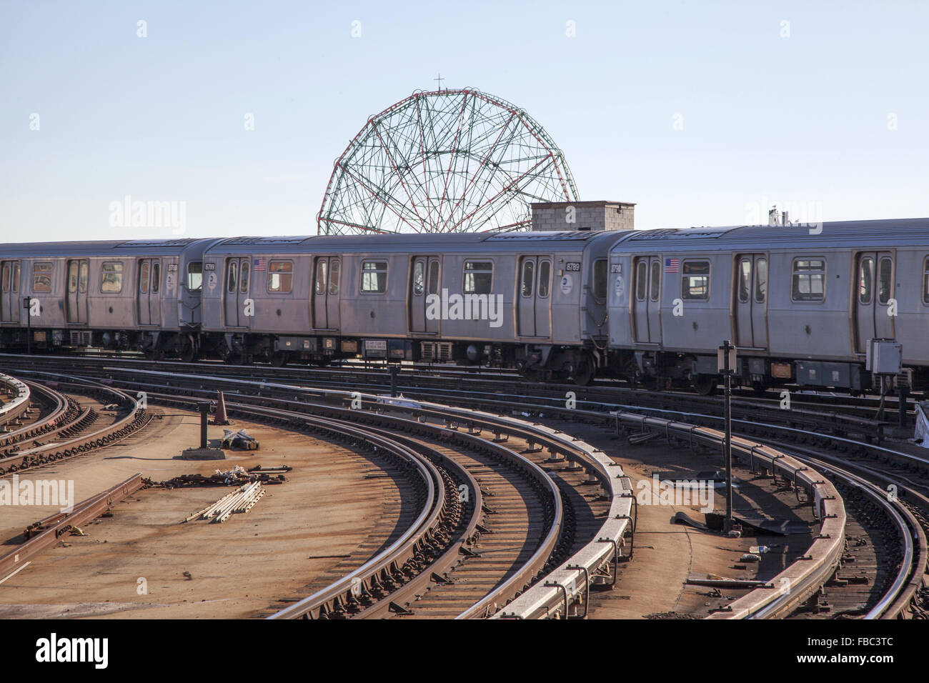 Elevated subway tracks leaving hi-res stock photography and images - Alamy