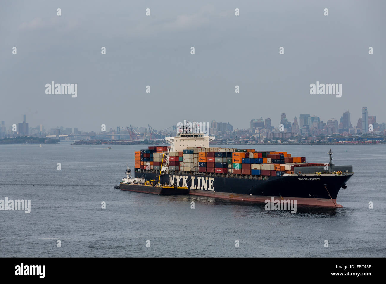 New york port container ship hi-res stock photography and images - Alamy